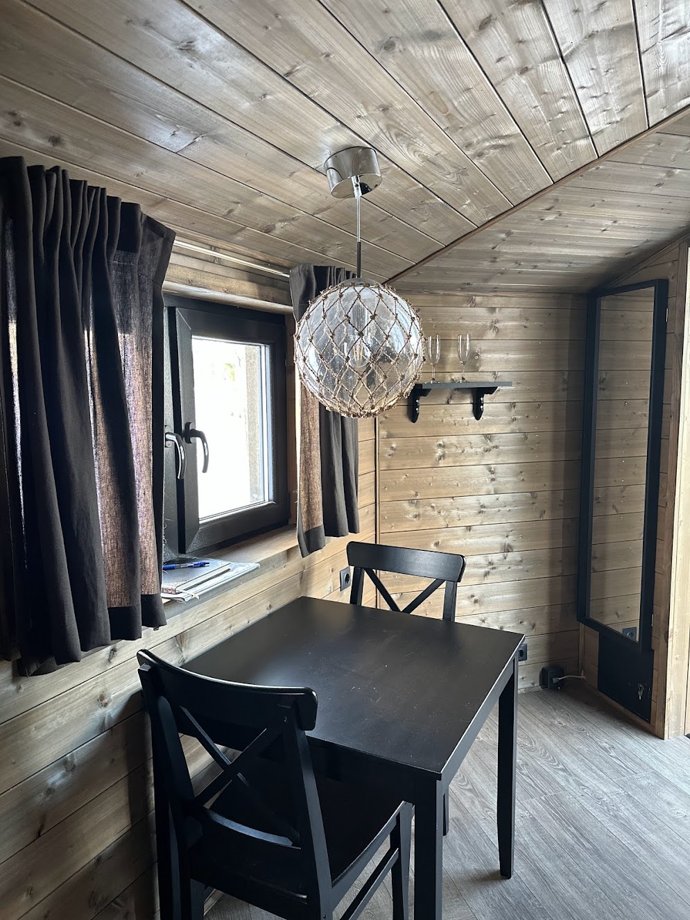 湖水地方のサマーコテージ、Revontuli Resort（レヴォントゥリ・リゾート） | Nyt Sauna